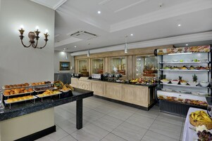 Pequeno-almoço tipo buffet diário (185 ZAR por pessoa) 