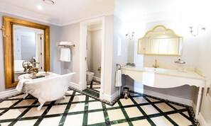 Suite | Casa de banho | Um polibã e uma banheira separados, um chuveiro fixo