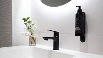 Quarto Deluxe | Casa de banho | Um polibã, um secador de cabelo, um bidé, toalhas fornecidas