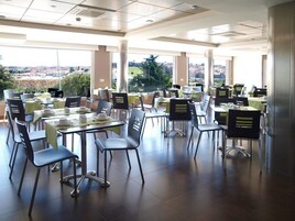 Pequeno-almoço tipo buffet diário (10 EUR por pessoa) 