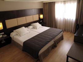 Roupas de cama antialérgicas, frigobar, cofres nos quartos, escrivaninha
