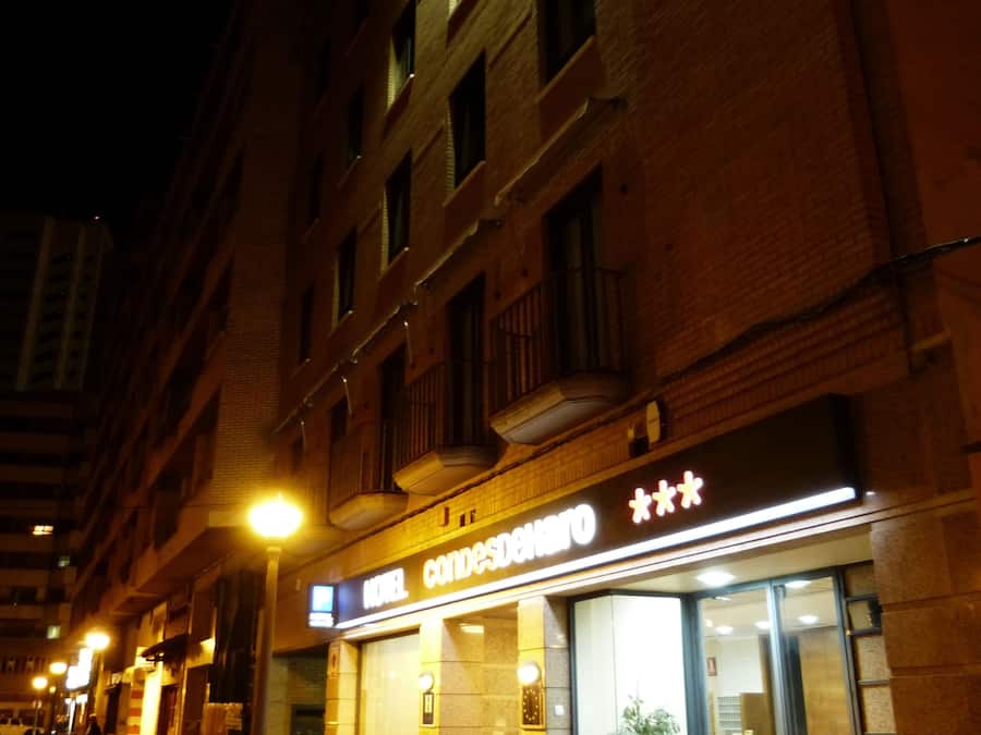 Fachada do alojamento (tarde/noite)