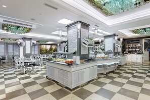 Café da manhã com buffet todos os dias (EUR 16 por pessoa) 