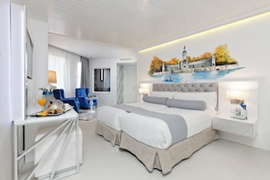 Edredões de penas, minibar, cofre no quarto, secretária