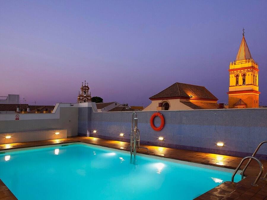 Piscina externa sazonal, funciona das 10h às 20h, espreguiçadeiras