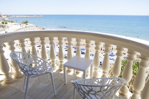 Suite, vista para o mar | Roupa de alta qualidade, minibar, cofre no quarto, secretária 