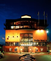 Um hotel com vários andares, um teatro e um restaurante chamado "Bla Hallen".
