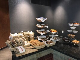 Café da manhã com buffet todos os dias mediante uma taxa