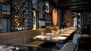 6 restaurantes, que servem almoços, jantares, também cozinha chinesa