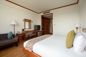 Minibar, cofre no quarto, secretária, berços/camas para crianças grátis 