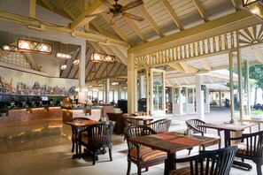 2 restaurantes, pequenos-almoços servidos, cozinha internacional 