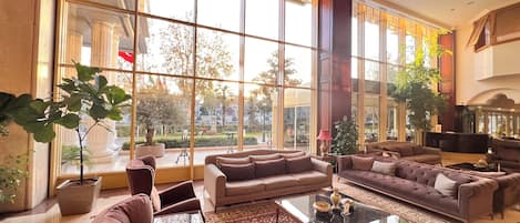 Área de estar no saguão