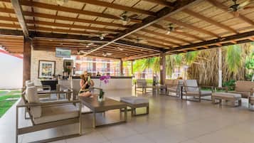 2 bares/lounges