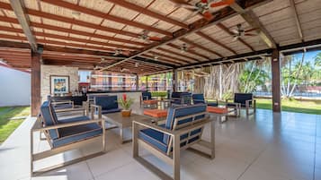 2 bares/lounges