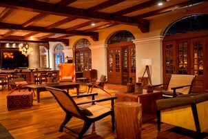 2 bares/lounges, este bar com transmissão de jogos em direto