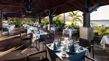 Pequenos-almoços, almoços, jantares servidos, junto à piscina