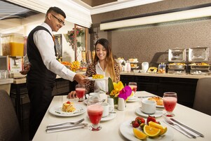 Pequeno-almoço tipo buffet diário (10 USD por pessoa) 