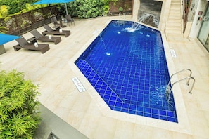 Piscina exterior, guarda-sóis 