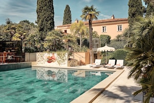 Piscina externa sazonal, guarda-sóis, espreguiçadeiras