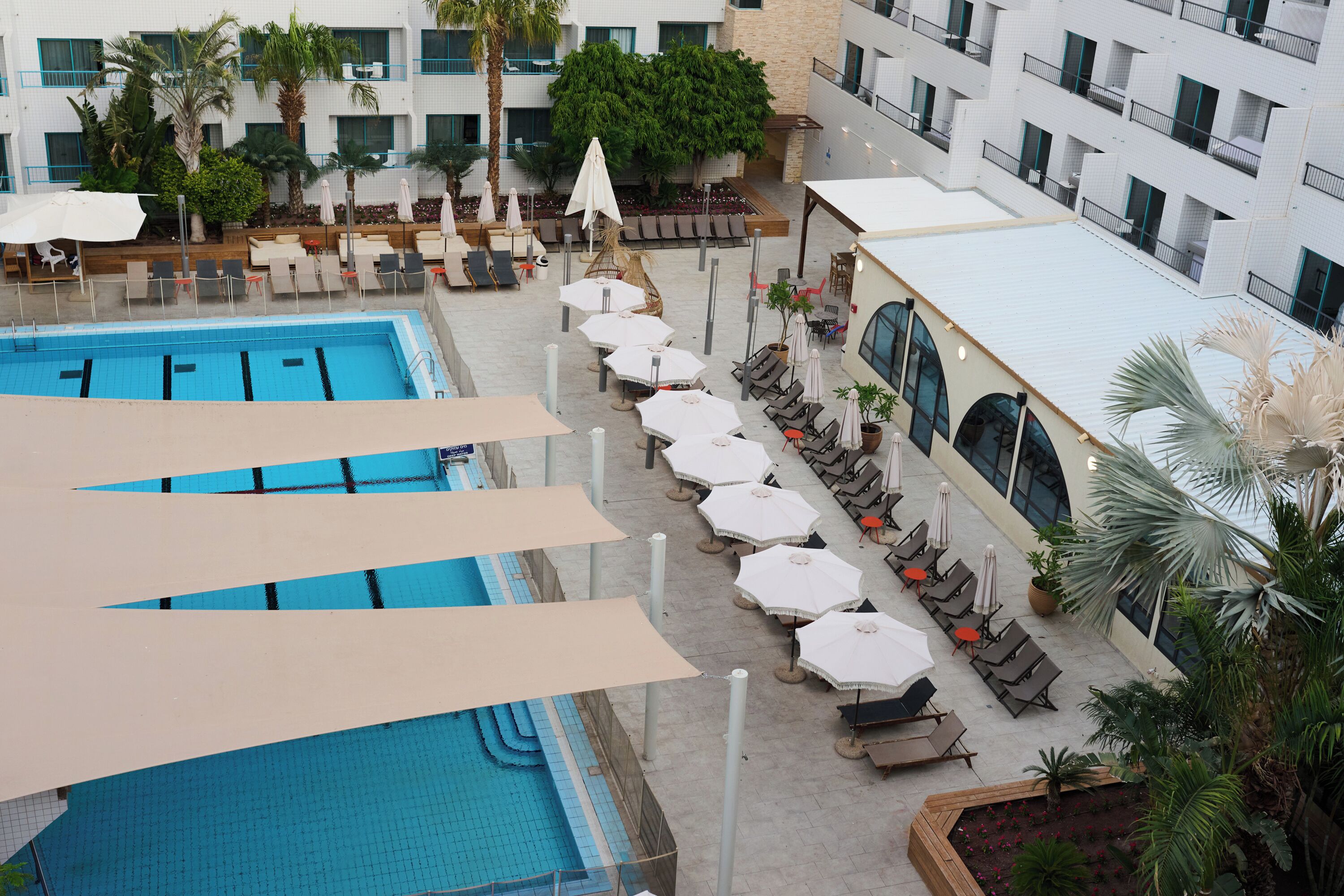 Piscina externa, guarda-sóis, espreguiçadeiras