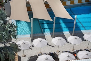 Piscina externa, guarda-sóis, espreguiçadeiras