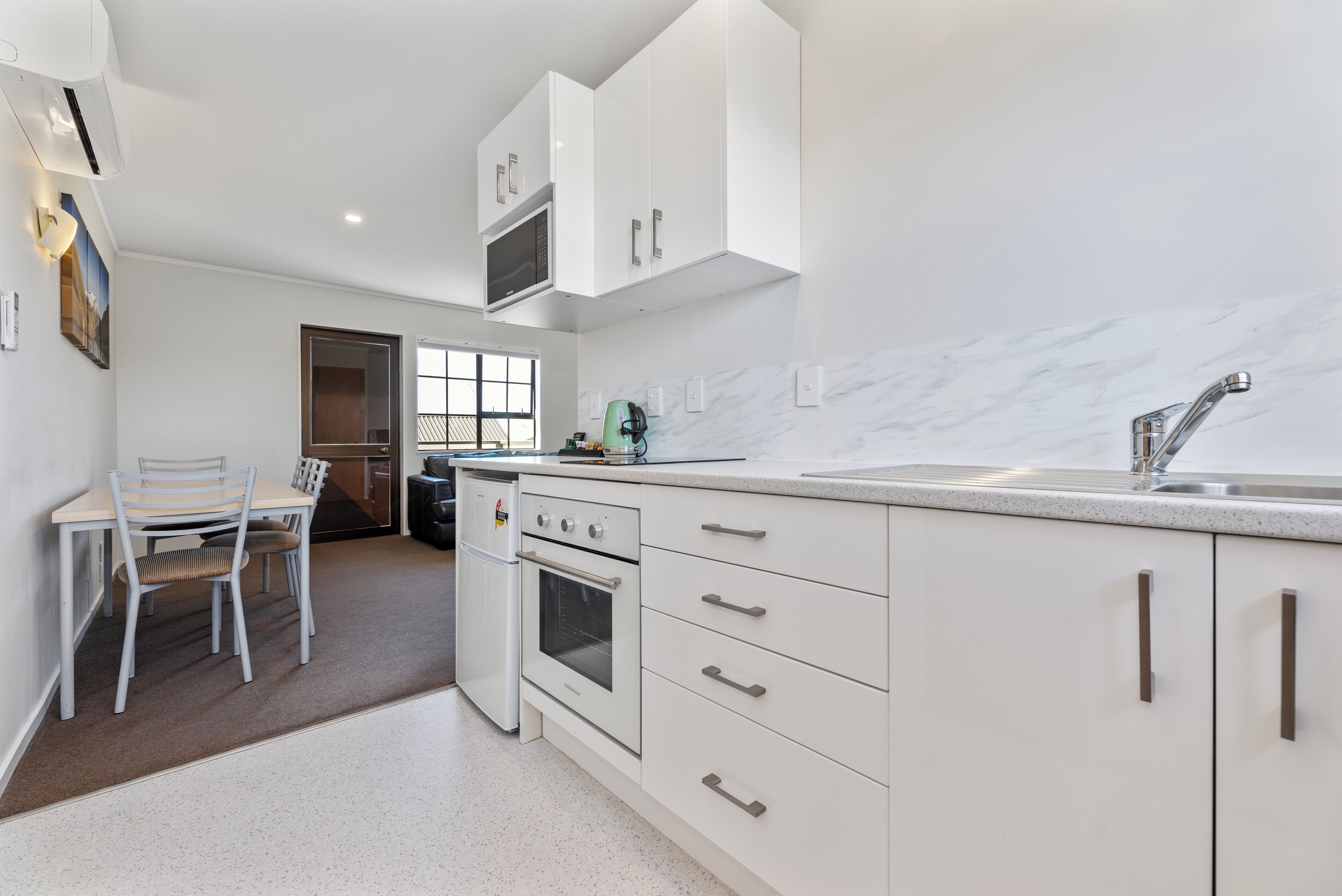 Suíte luxo, 2 quartos | Cozinha privada | Frigobar, micro-ondas, cooktop, cafeteira/chaleira