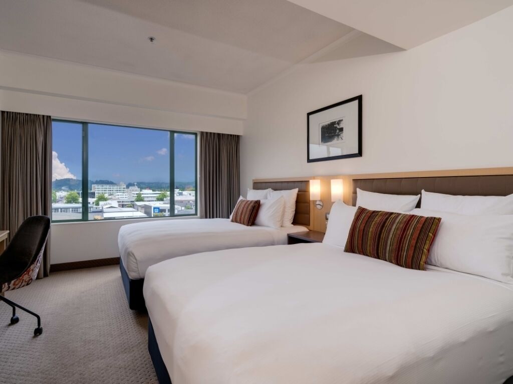 Quarto duplo, 2 camas Queen, vista para a cidade | Roupas de cama antialérgicas, frigobar, cofres nos quartos, escrivaninha