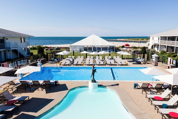 Piscina interna, piscina externa sazonal, guarda-sóis, espreguiçadeiras