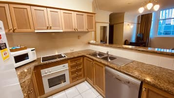 Suíte, 2 quartos | Cozinha privada | Geladeira, micro-ondas, fogão, cooktop