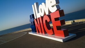 Um grande letreiro ao ar livre com as palavras 'I Love Nice' em letras tridimensionais e em destaque.