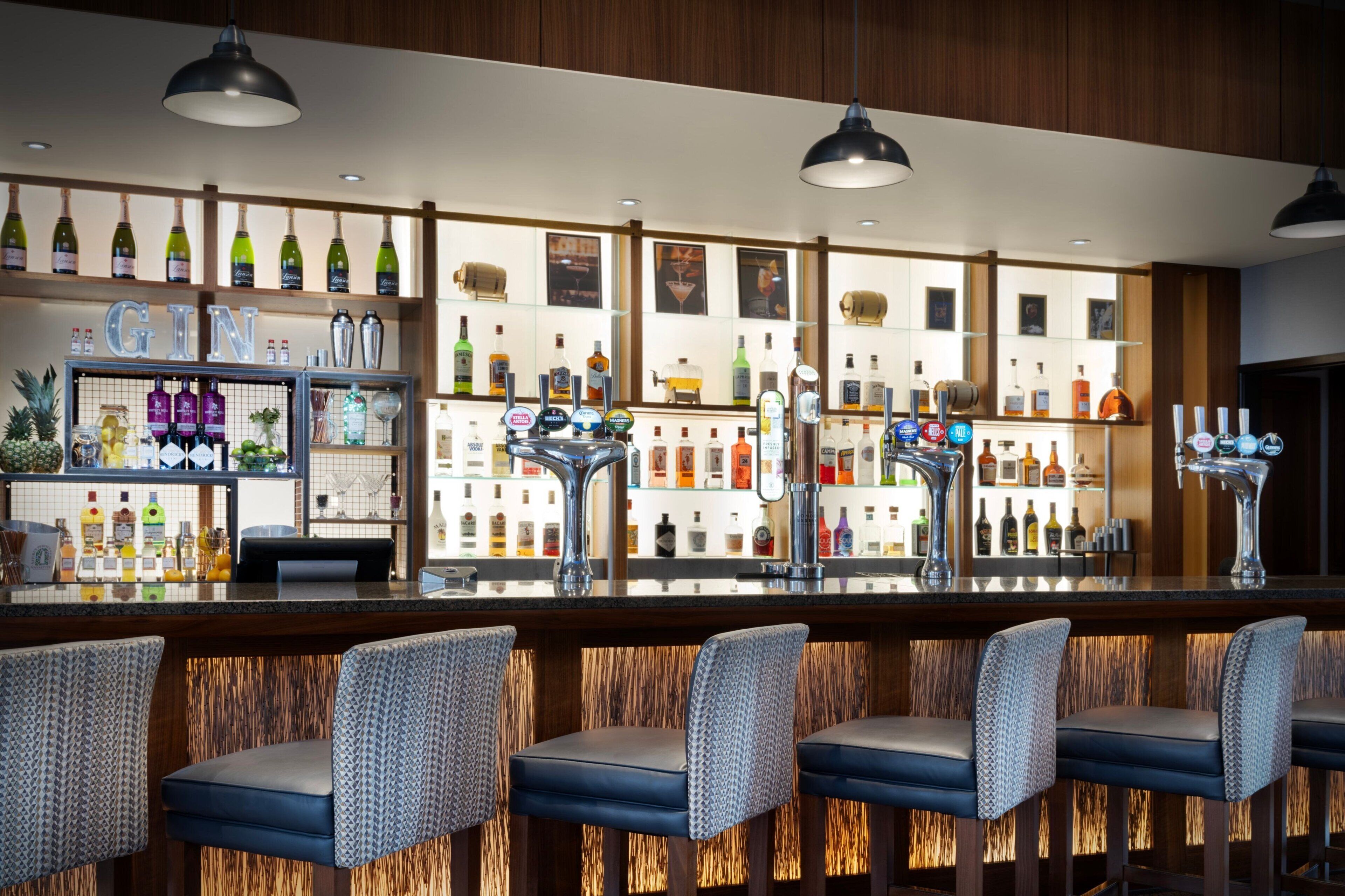 2 bares/lounges