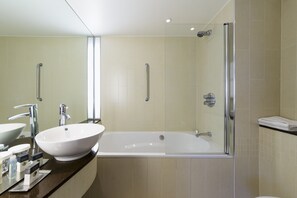 Quarto luxo, 1 cama Queen e sofá-cama | Banheiro | Chuveiro/banheira combinados, produtos de toalete grátis