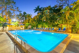 Piscina externa, piscina aquecida, guarda-sóis, espreguiçadeiras