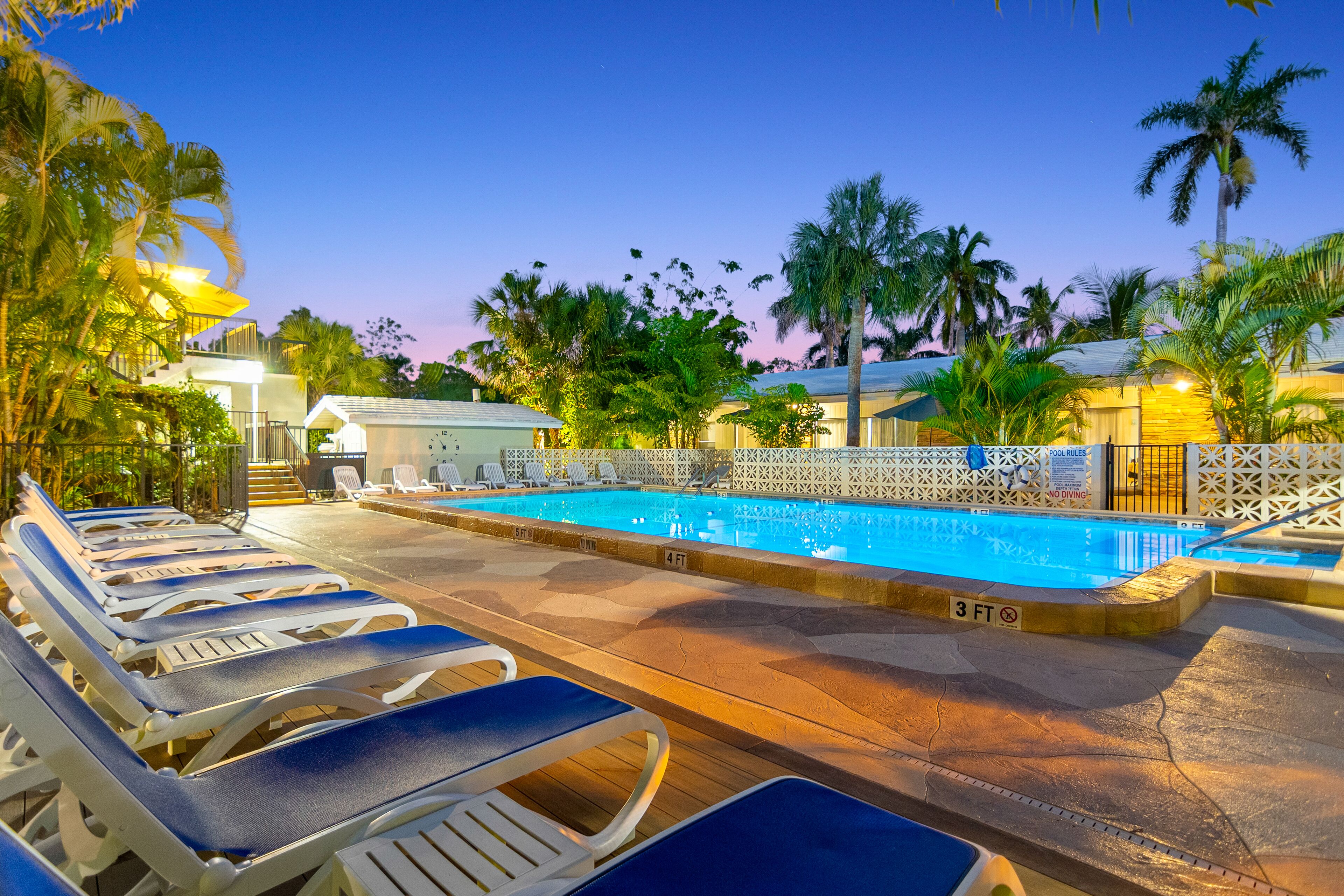 Piscina exterior, uma piscina aquecida, guarda-sóis, espreguiçadeiras 