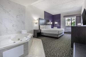 Suite, 1 cama king-size, não fumadores, banheira de hidromassagem grande | Secretária, secretária adequada para computadores portáteis