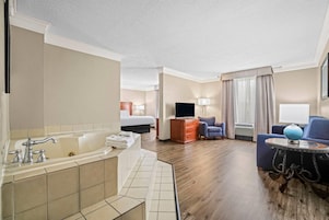 Suíte luxo, 1 cama King, para não fumantes | Cofres nos quartos, berços grátis, camas extras/dobráveis (sobretaxa)