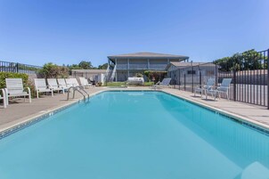 Piscina externa sazonal, funciona das 10h às 22h, guarda-sóis