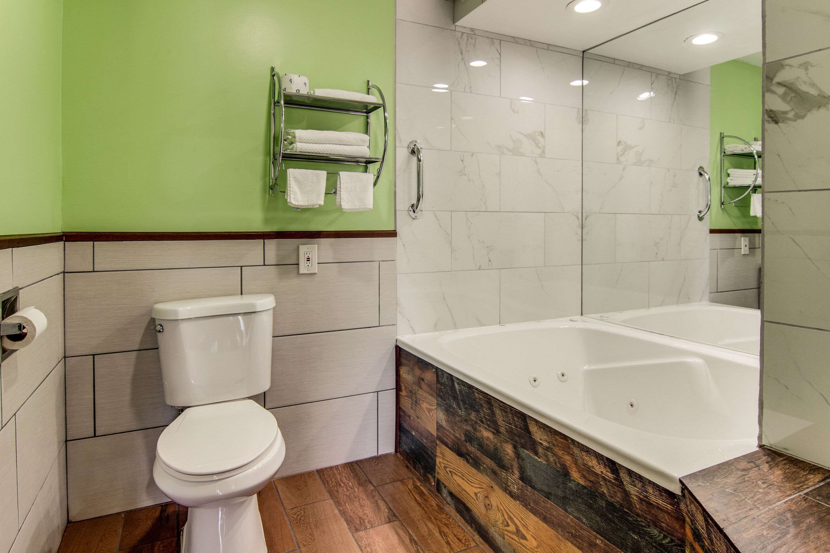 Quarto, 1 cama king-size, não fumadores, vista parcial para o lago (2-Person Whirlpool) | Casa de banho | Uma combinação polibã/banheira, artigos de higiene pessoal grátis 