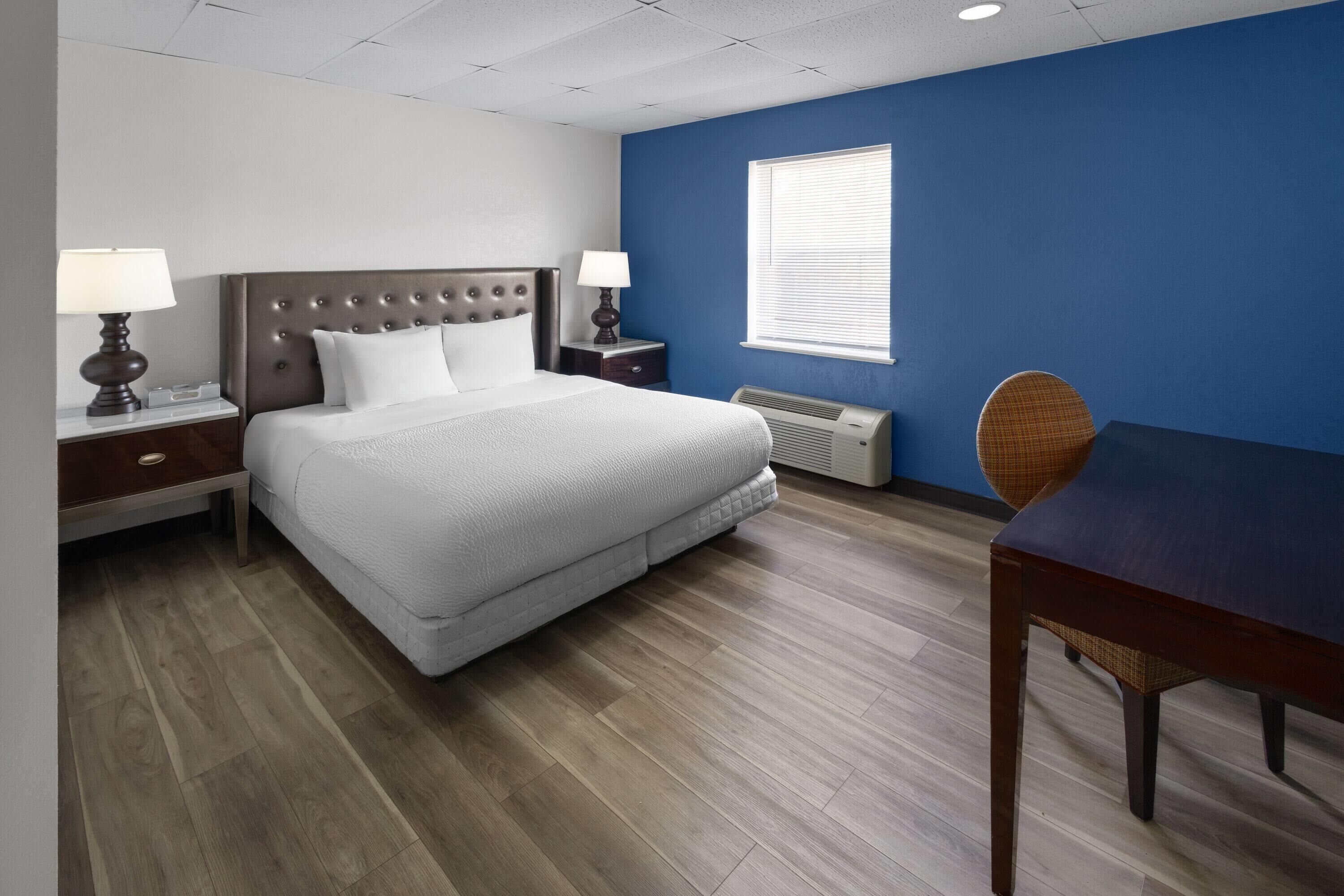 Suite, várias camas, não fumadores | 1 quarto, secretária, cortinas/cortinados opacos 