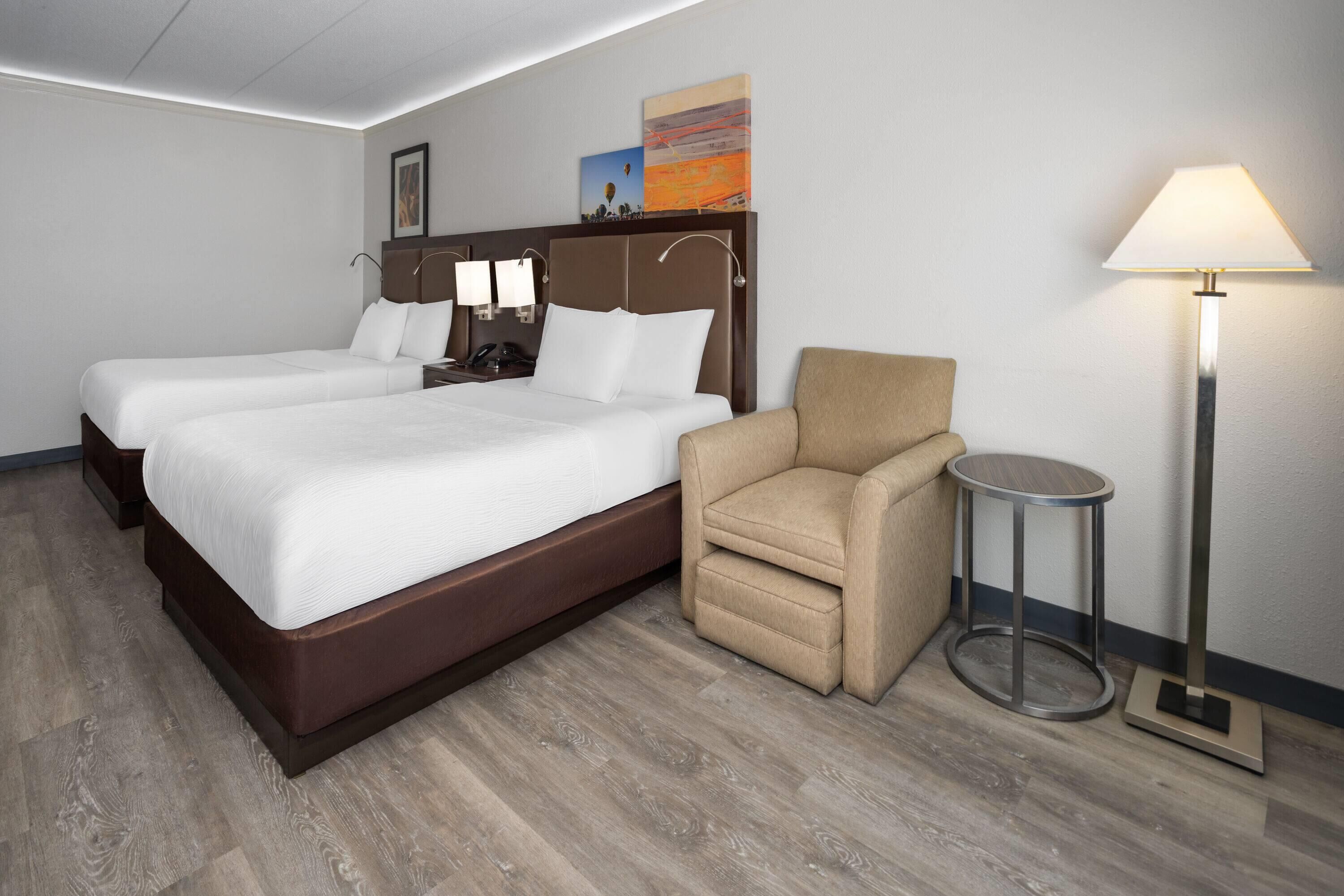 Quarto, 2 camas queen-size, não fumadores | 1 quarto, secretária, cortinas/cortinados opacos 