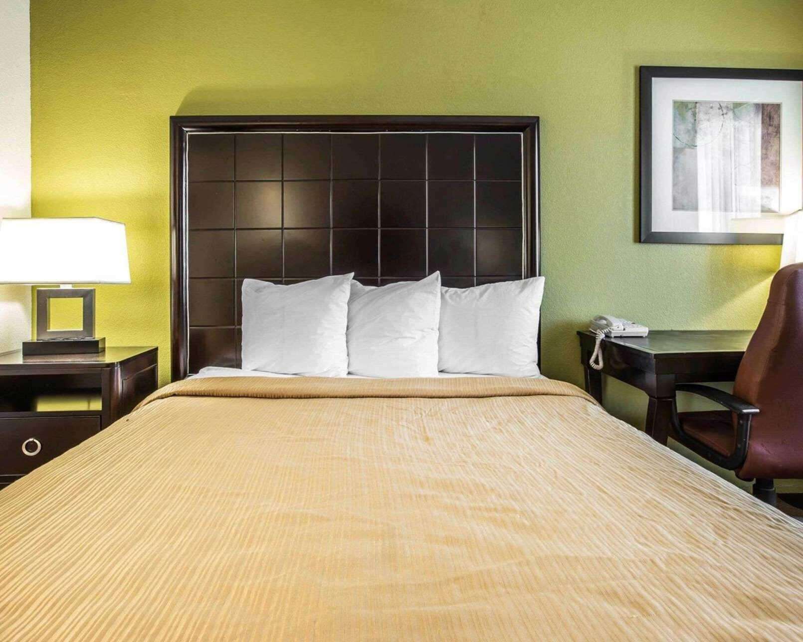 Escrivaninha, quartos à prova de som, Wi-Fi de cortesia, roupa de cama