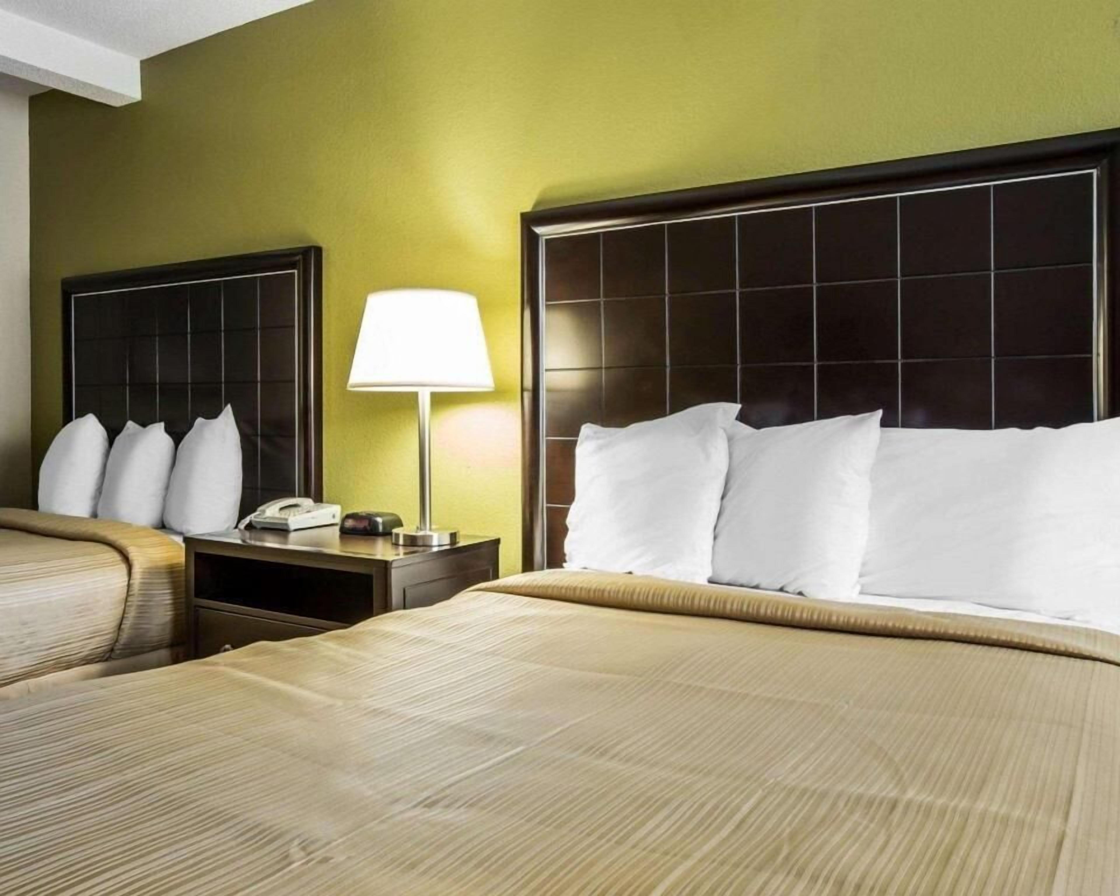 Escrivaninha, quartos à prova de som, Wi-Fi de cortesia, roupa de cama