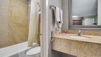 Quarto standard, 1 cama King, para fumantes | Banheiro | Chuveiro/banheira combinados, produtos de toalete grátis