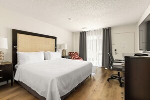 Quarto Standard, 1 cama king-size | Secretária, secretária adequada para computadores portáteis