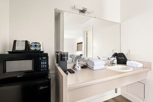 Quarto Standard, 2 camas queen-size | Secretária, secretária adequada para computadores portáteis 