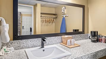 Uma combinação polibã/banheira, artigos de higiene pessoal grátis