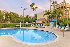 Piscina exterior, uma piscina aquecida, guarda-sóis, espreguiçadeiras