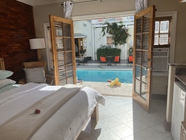 Cofre no quarto, com decoração personalizada, secretária 