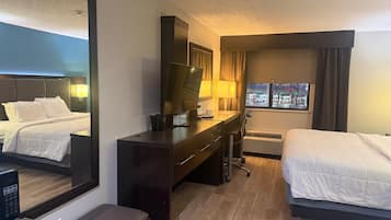 Edredões de penas, cofre no quarto, secretária