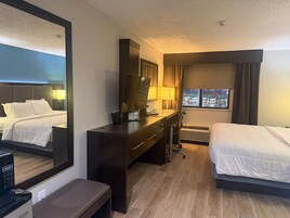 Edredons de pluma, cofres nos quartos, escrivaninha